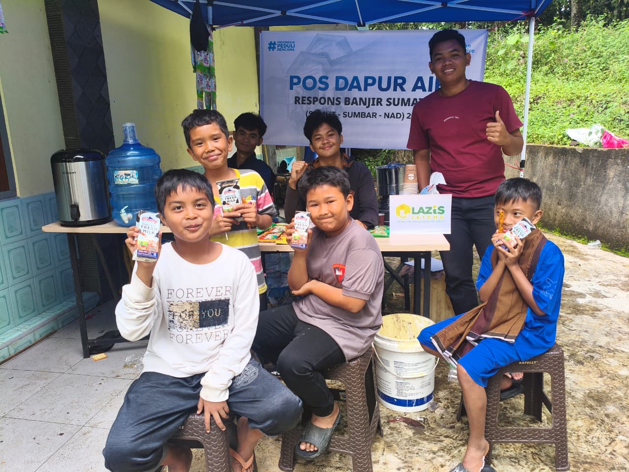 LAZiS JATENG DIRIKAN POS DAPUR AIR UNTUK KORBAN BENCANA DI SUMATRA BARAT